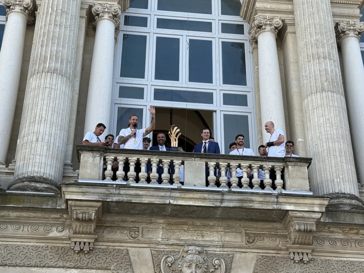 Le MHB présente sa 15e Coupe de France aux supporters depuis l’Opéra ...