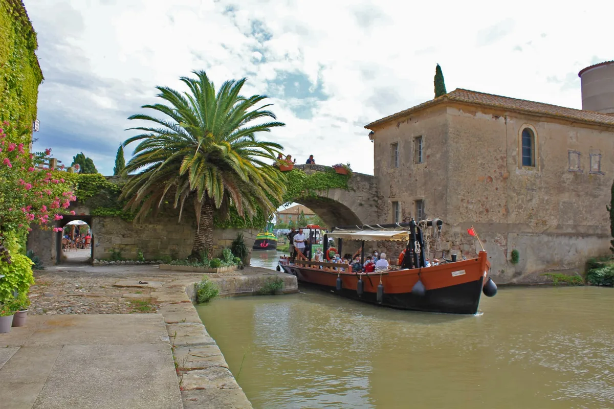 Le Somail : un lieu de quiétude sur les bords du Canal du Midi | Aude ...