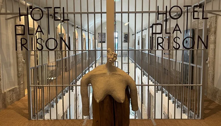 Béziers : hôtel La Prison, un lieu atypique où les clients s'évadent ...