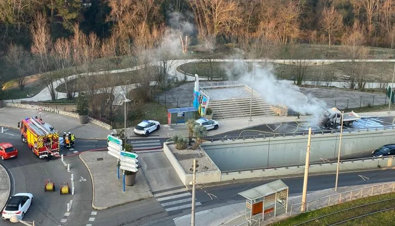 Castelnau-le-Lez : un camion en feu au rond point Charles de Gaulle ...