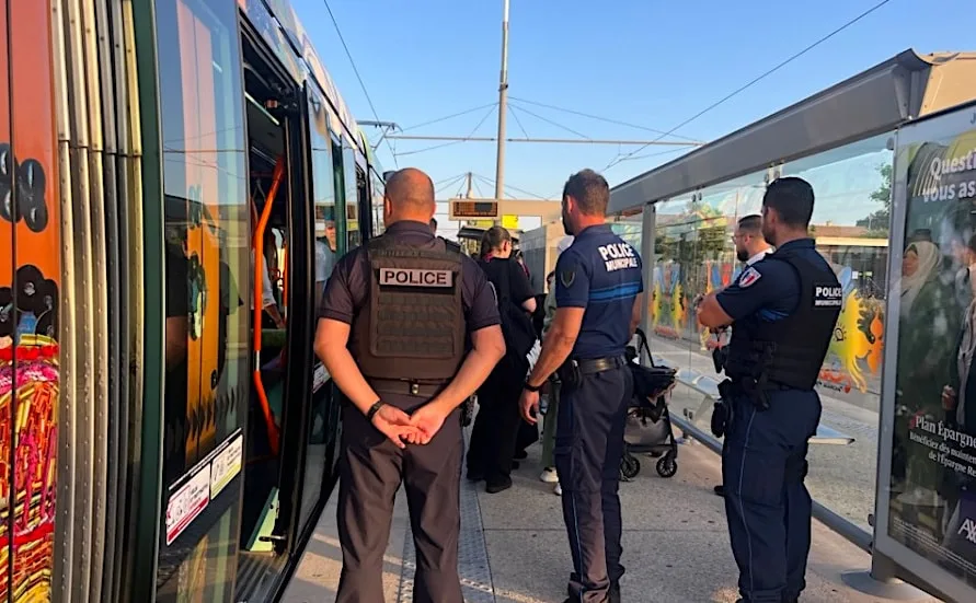 Quartier Mosson, un adolescent jette ses sachets de drogue et prend la ...