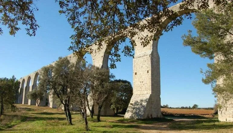 Un si grand Hérault : l'Aqueduc de Castries, "le Serpent de pierre ...